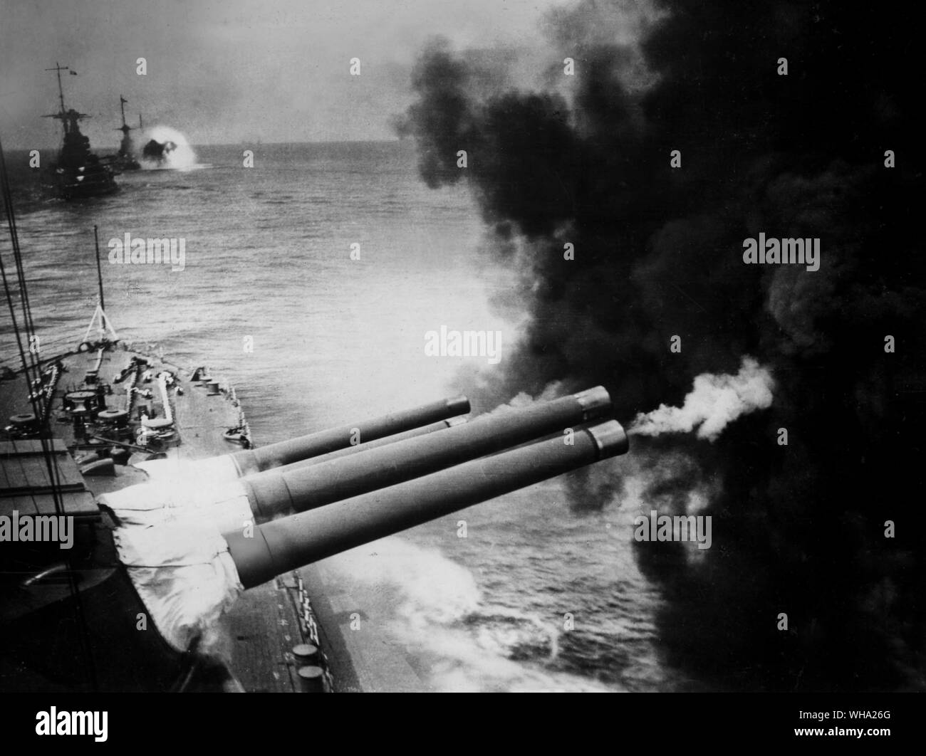 WW2: Die 15 Zoll Kanonen von HMS Valiant feuert Breitseite. Im ...