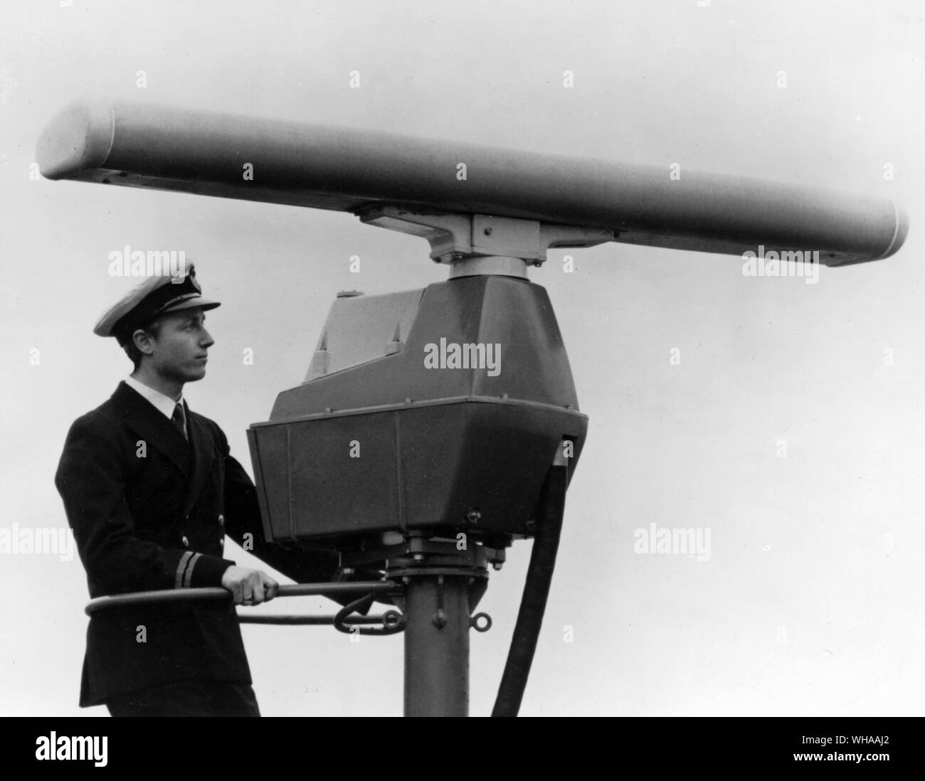 Das Aggregat oben der neuen Decca RM 916 Solid state radar und ...