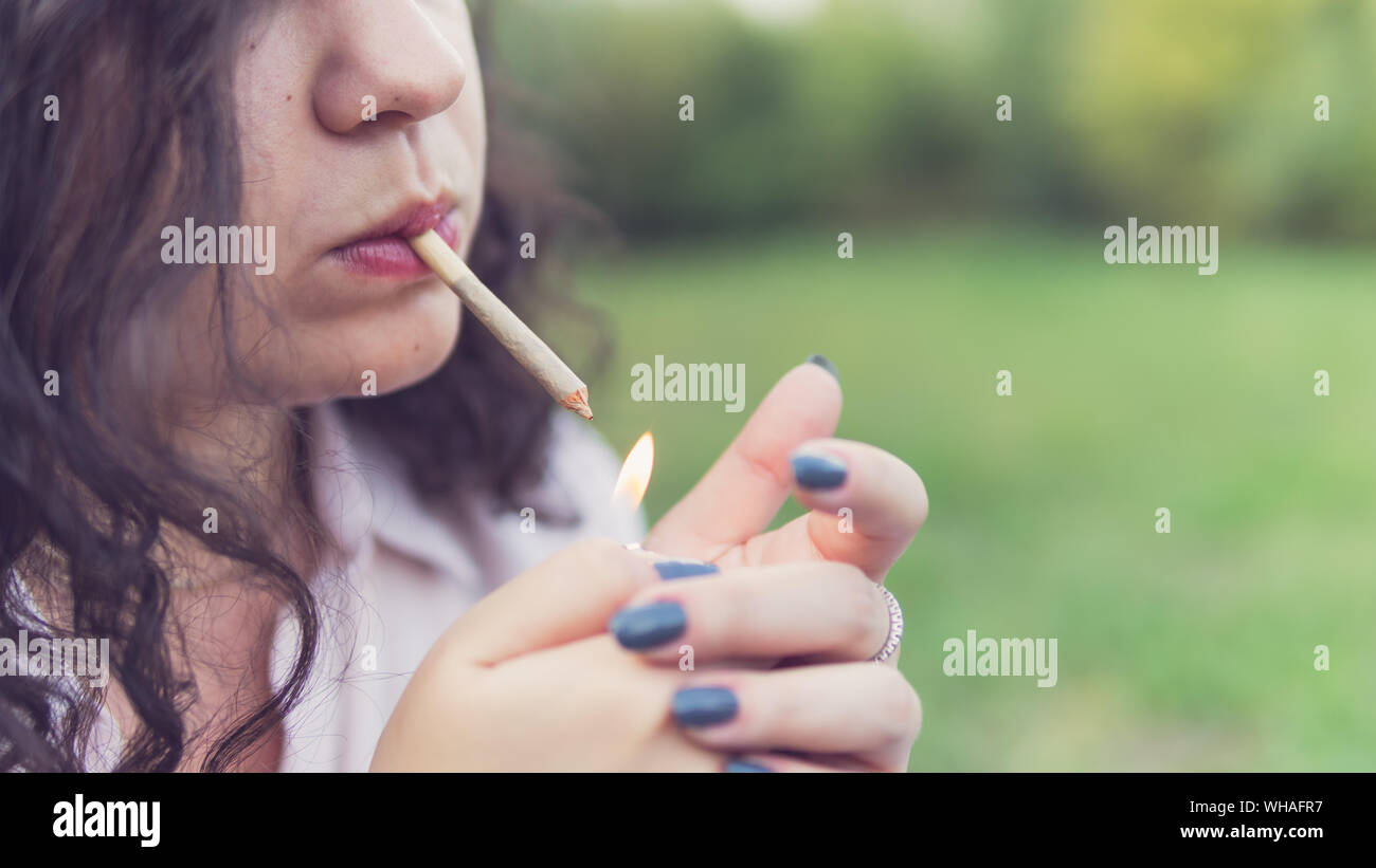 Jugendliche rollen einen joint -Fotos und -Bildmaterial in hoher ...