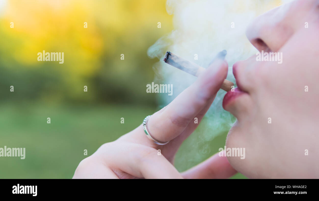 Girl smoking marijuana joint -Fotos und -Bildmaterial in hoher ...