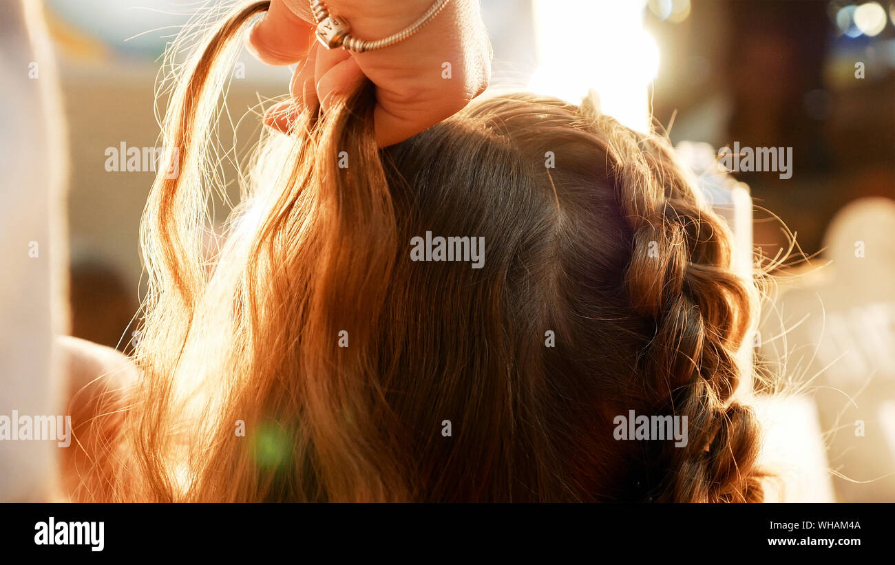 Styling ihrer haare -Fotos und -Bildmaterial in hoher Auflösung – Alamy