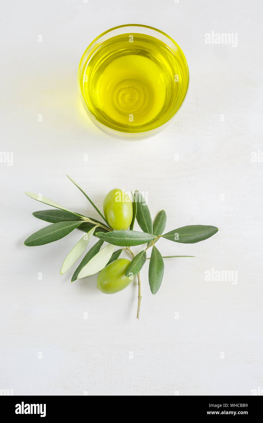 Eine Schüssel mit natives Olivenöl extra mit Olive Branch auf dem ...