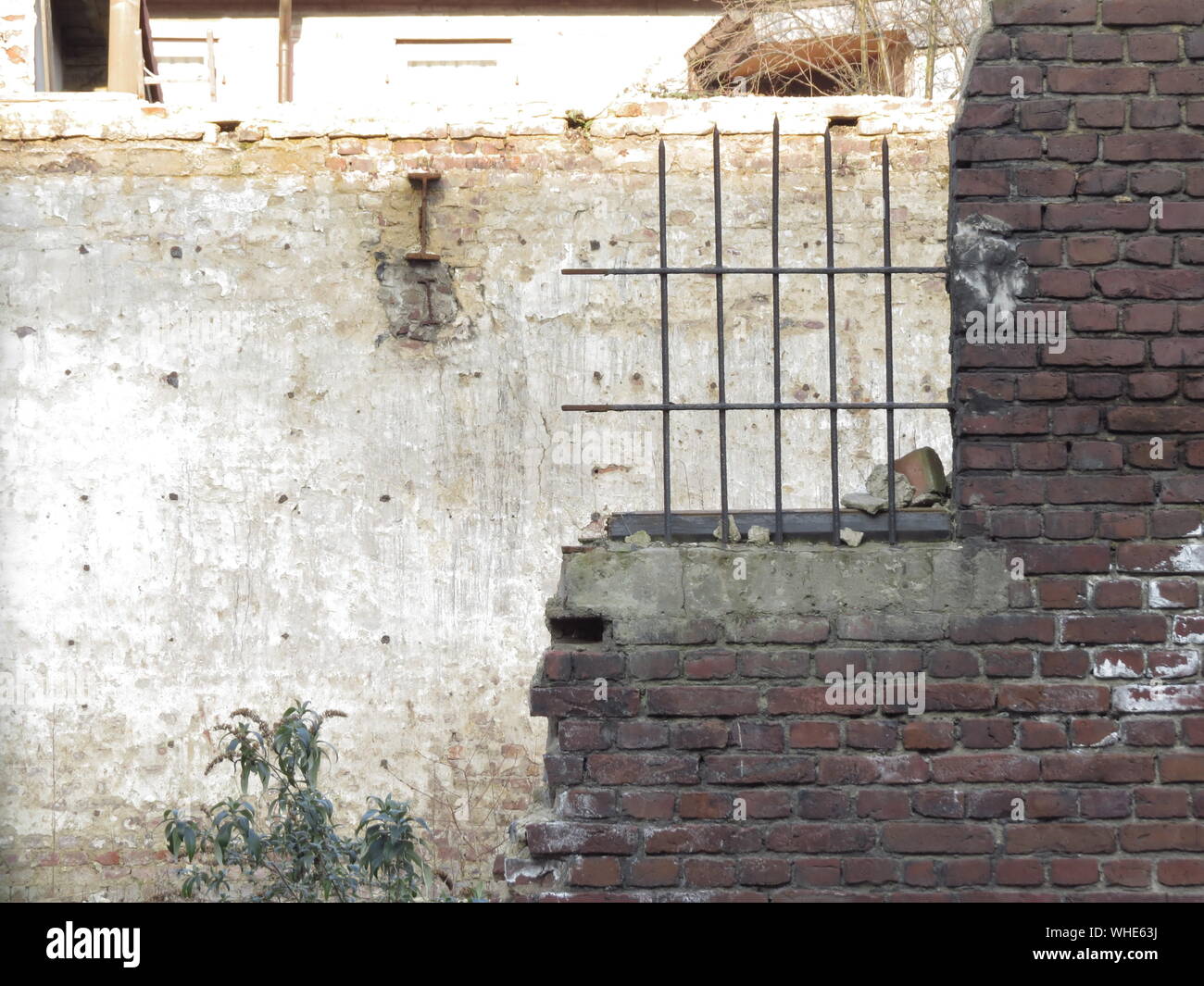 Broken brick -Fotos und -Bildmaterial in hoher Auflösung – Alamy