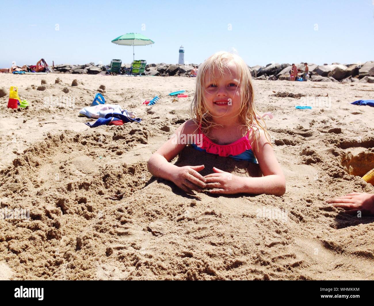 Girl buried sand beach -Fotos und -Bildmaterial in hoher Auflösung – Alamy