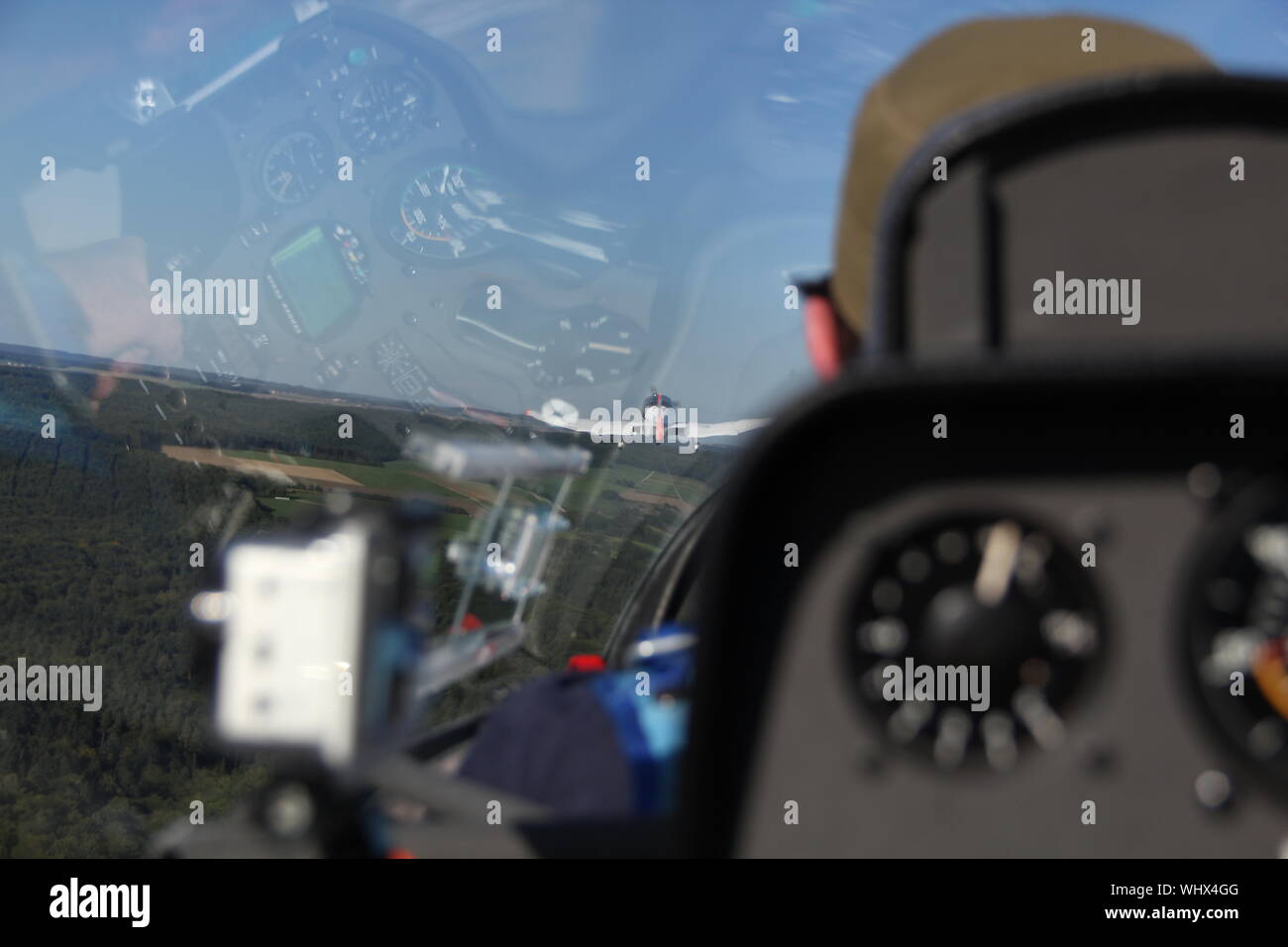 Pilot flying -Fotos und -Bildmaterial in hoher Auflösung – Alamy