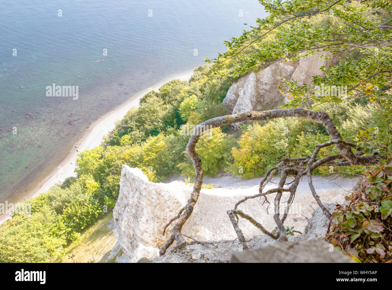 Kreidefelsen auf der Insel Rügen (unter Denkmalschutz stehenden Häusern ...