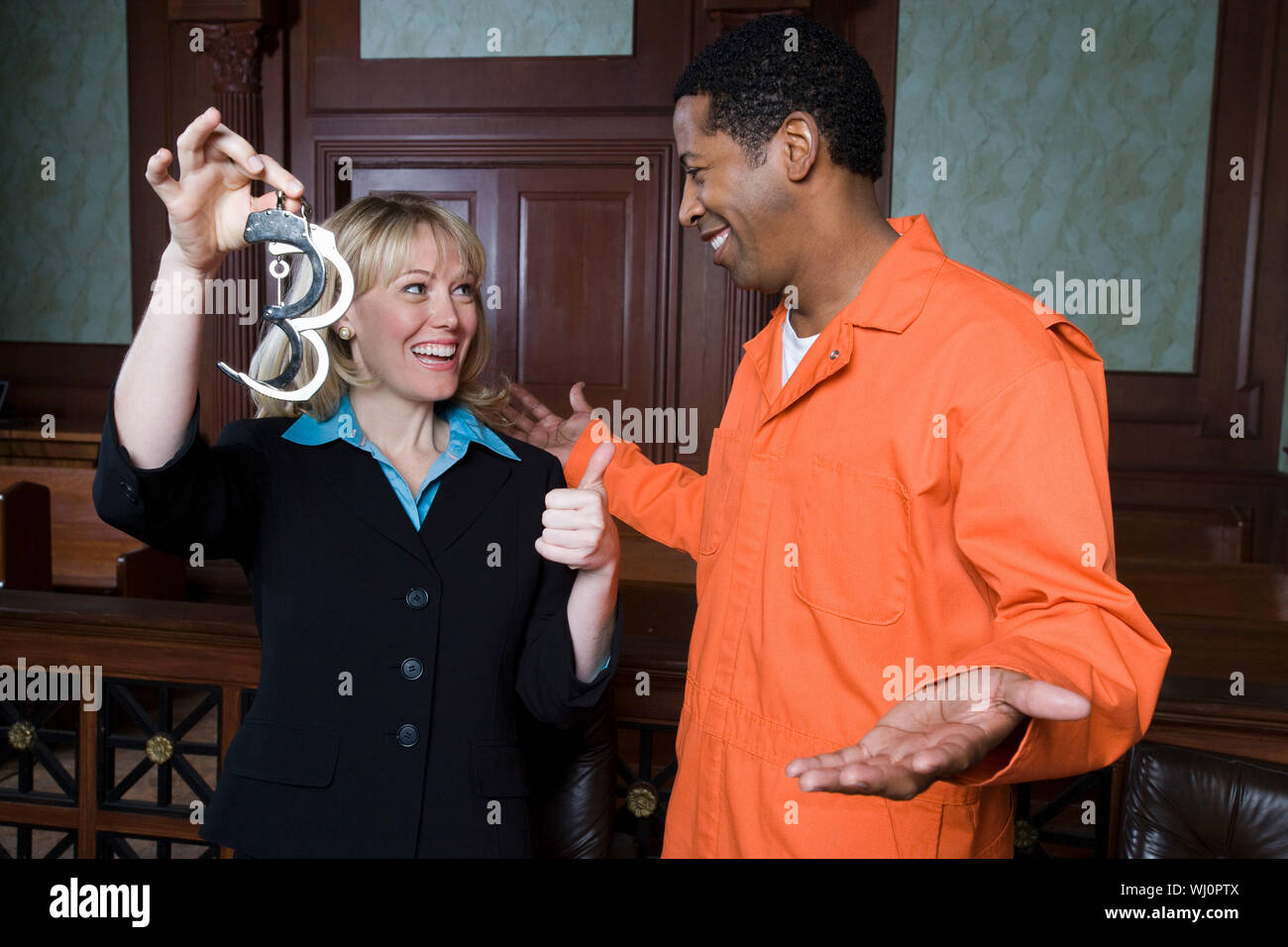 Frau in handschellen vor gericht -Fotos und -Bildmaterial in hoher ...