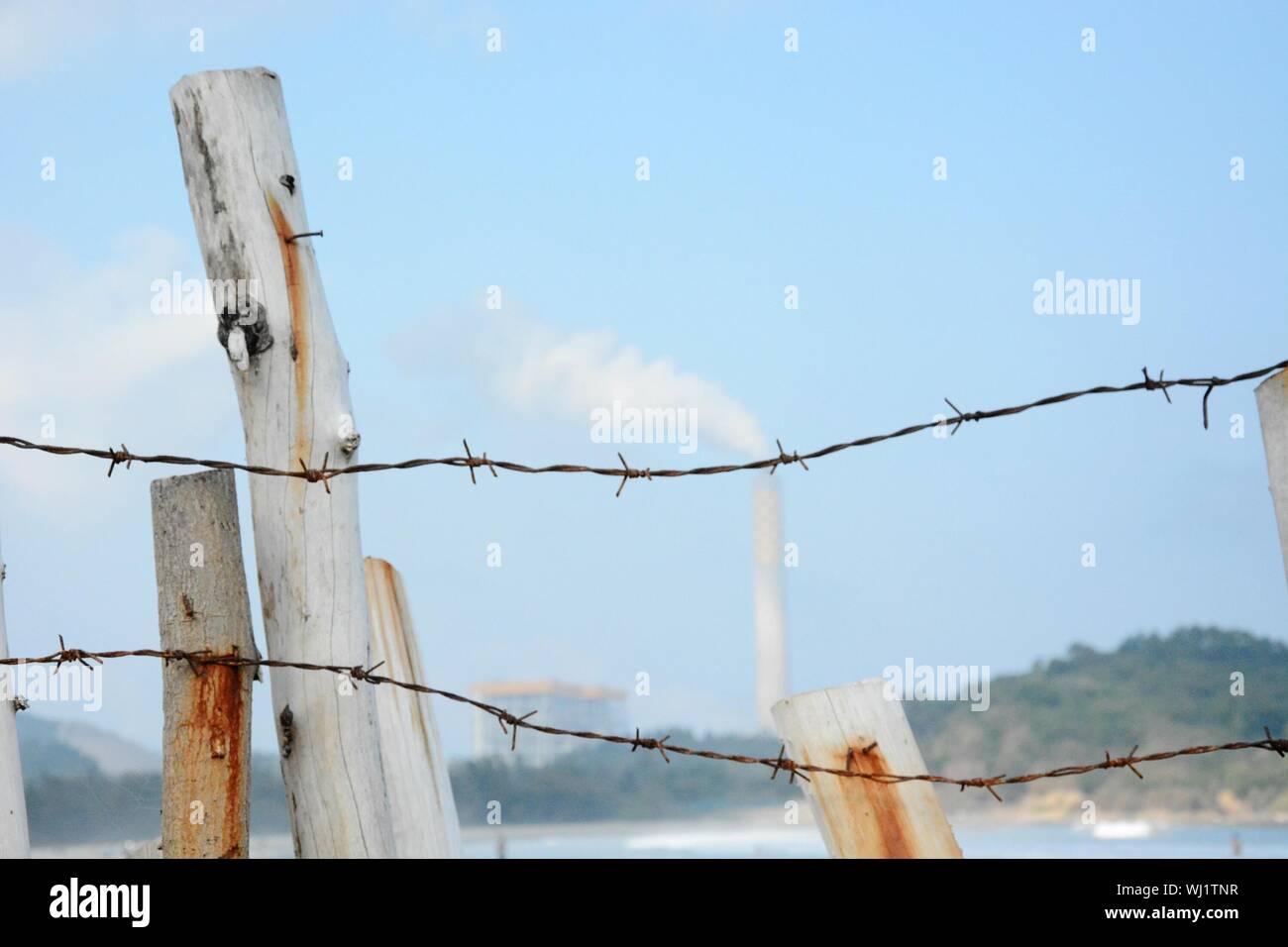 Barbed wire smoke -Fotos und -Bildmaterial in hoher Auflösung – Alamy