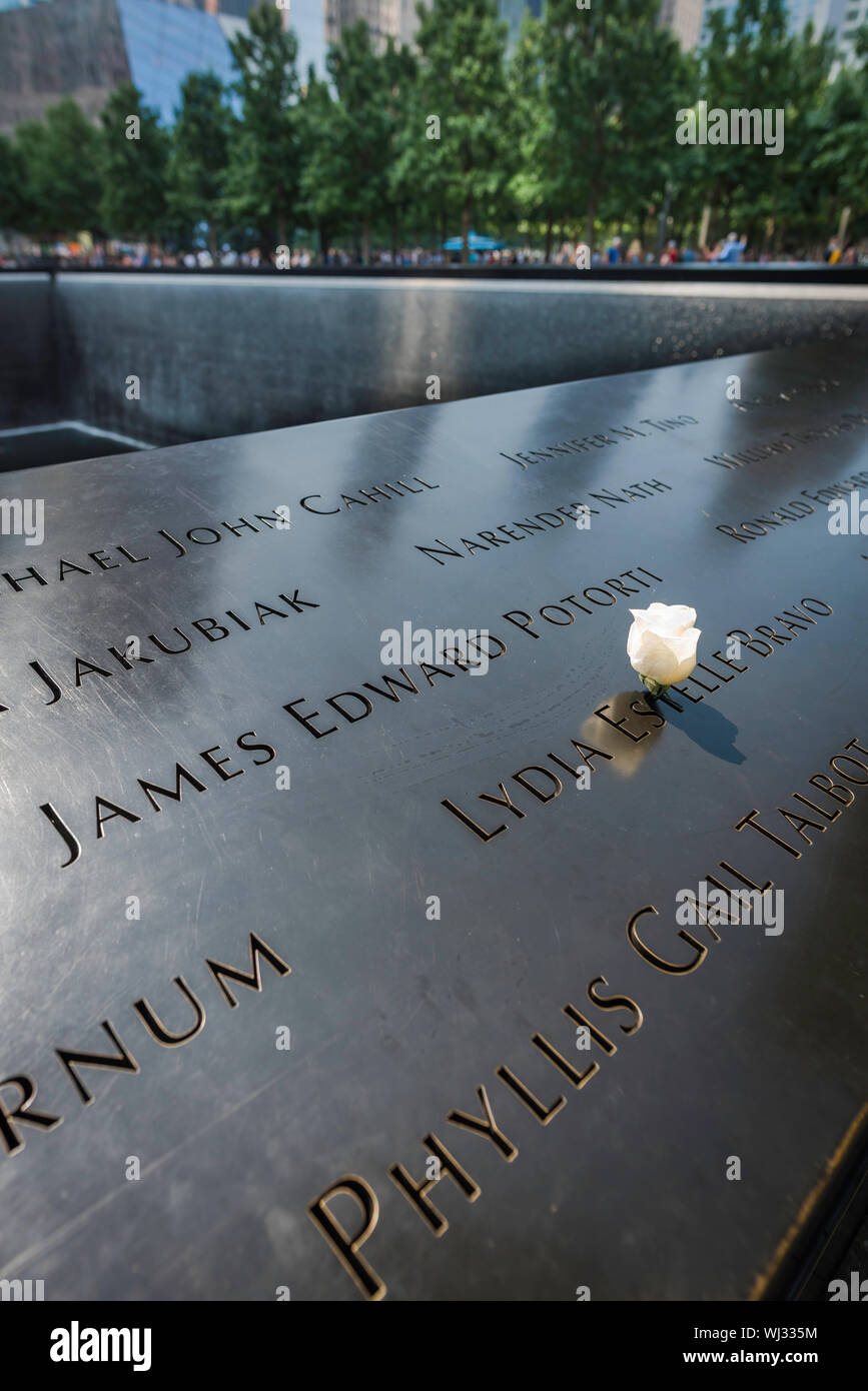 9/11 Memorial, Detail einer Bronze Attika beschriftet mit den Namen der Personen in den ...