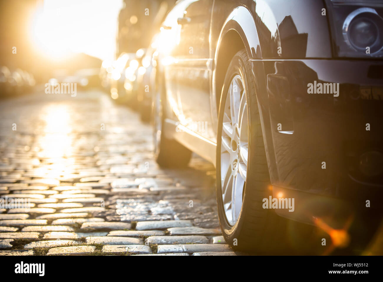 Geparkte gelbe autos -Fotos und -Bildmaterial in hoher Auflösung – Alamy