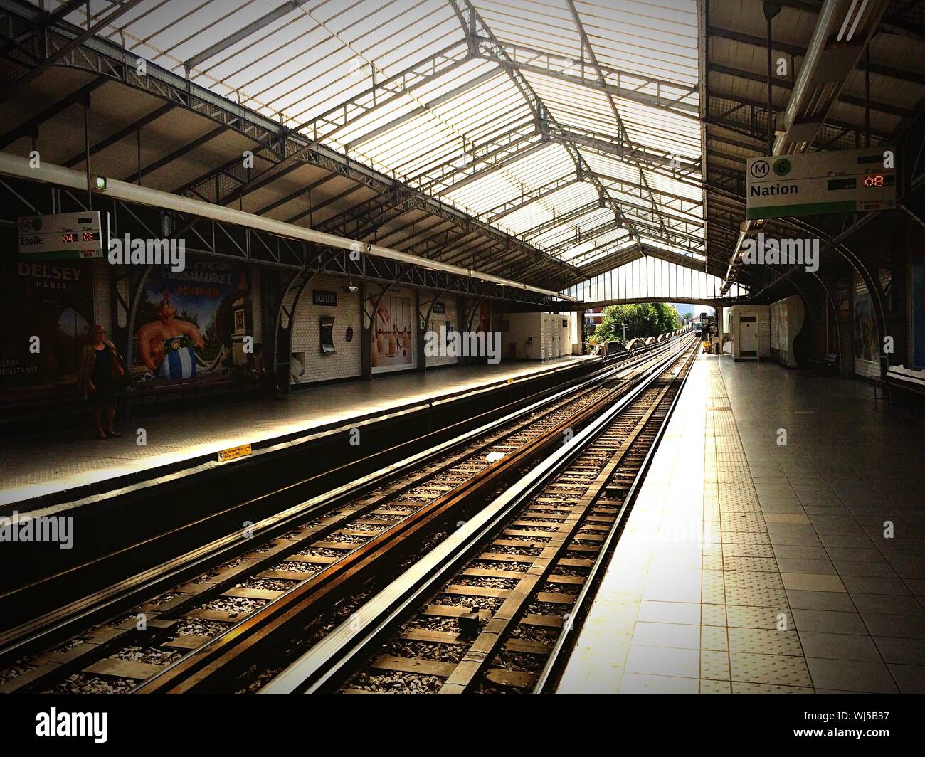 Bahnhof mit eisenbahnschienen -Fotos und -Bildmaterial in hoher ...