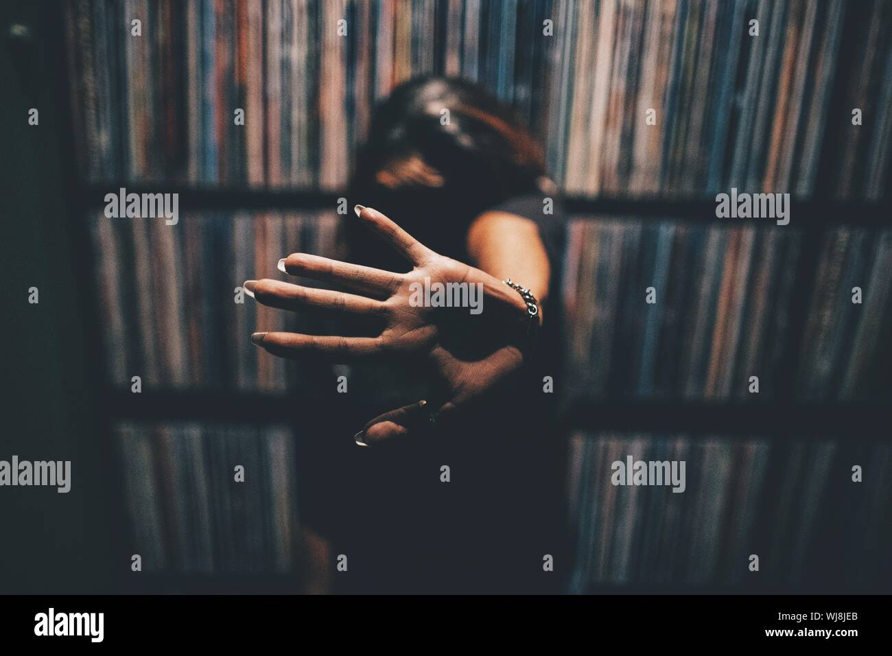 Frau peinlich berührt -Fotos und -Bildmaterial in hoher Auflösung – Alamy