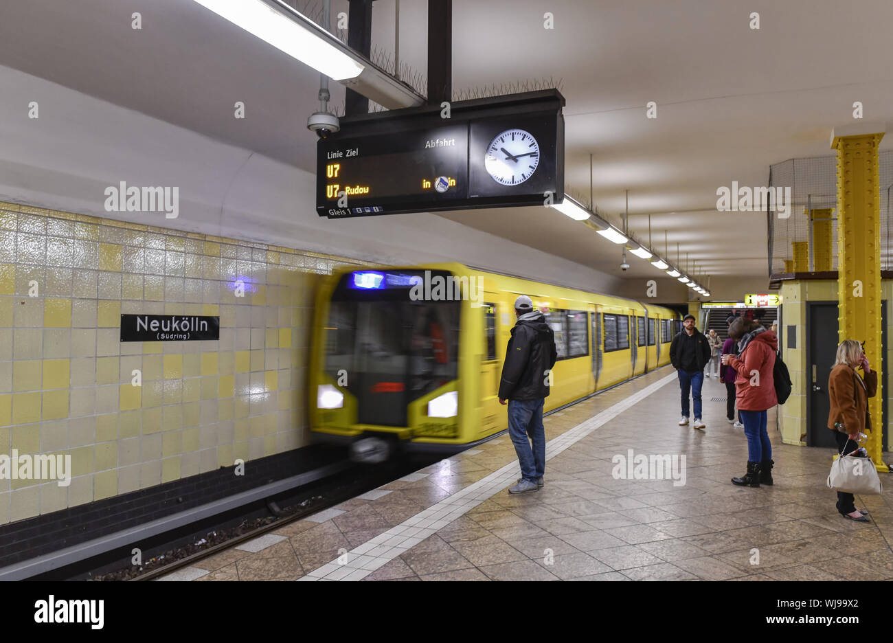 Inside berlin u bahn station -Fotos und -Bildmaterial in hoher ...