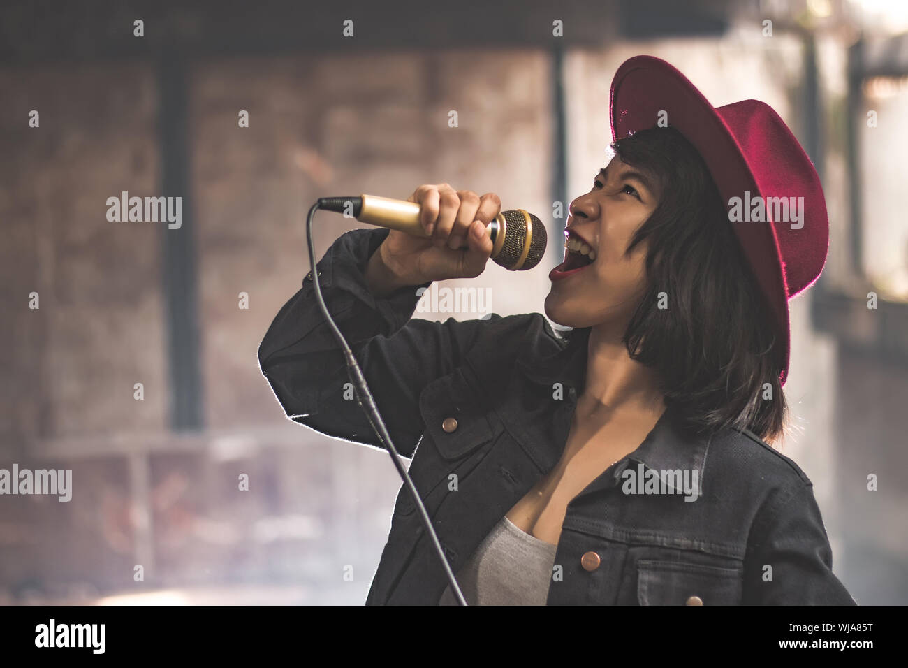 Singende person -Fotos und -Bildmaterial in hoher Auflösung – Alamy