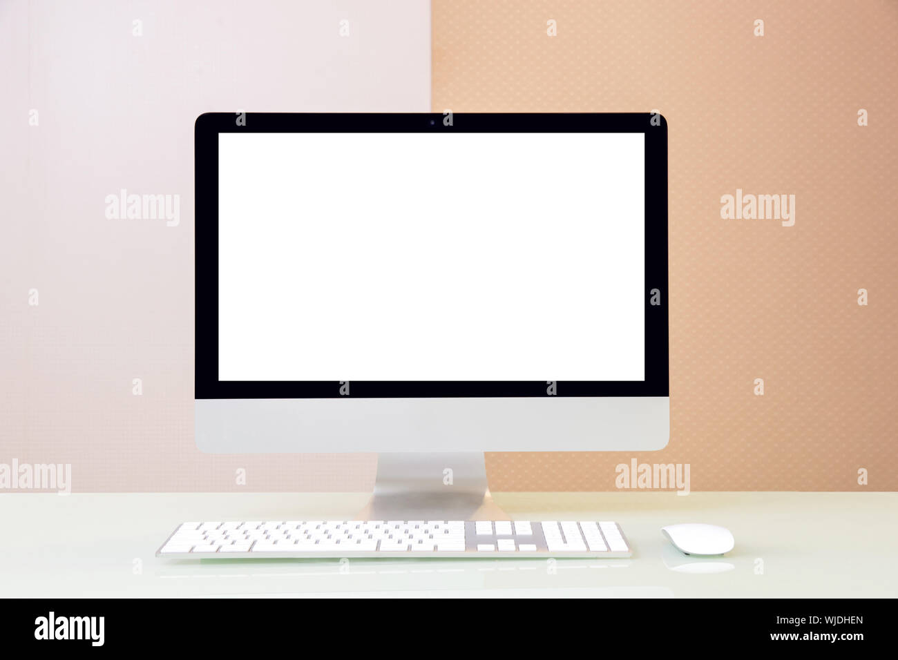 Computer table -Fotos und -Bildmaterial in hoher Auflösung – Alamy