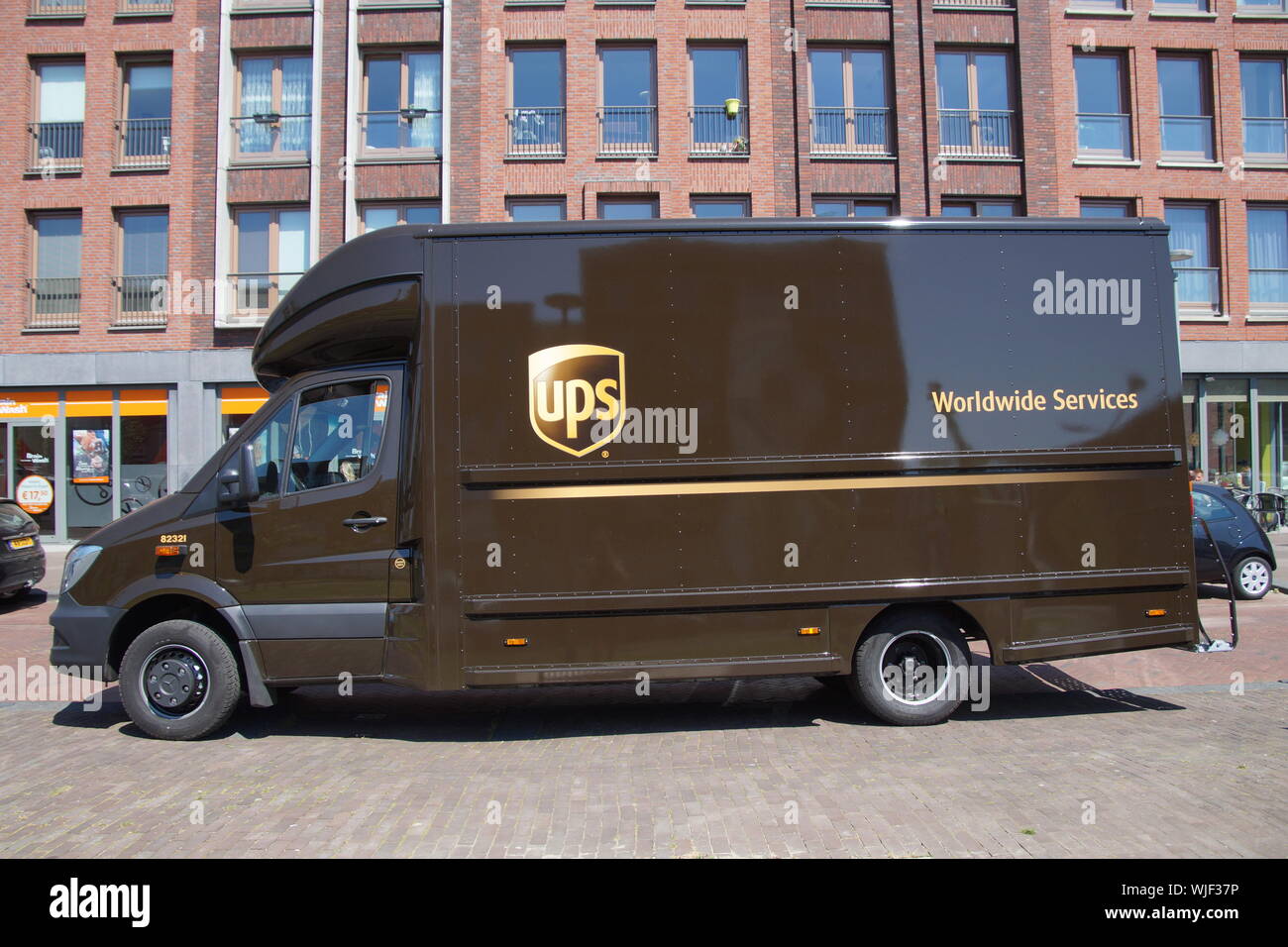 Ups truck delivery van -Fotos und -Bildmaterial in hoher Auflösung – Alamy