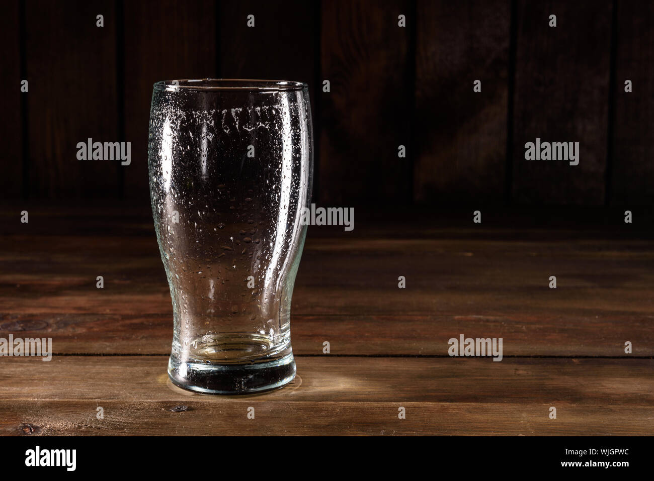 Empty pint glass -Fotos und -Bildmaterial in hoher Auflösung – Alamy