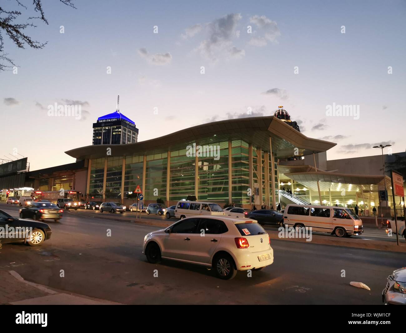 Sandton gautrain station -Fotos und -Bildmaterial in hoher Auflösung ...