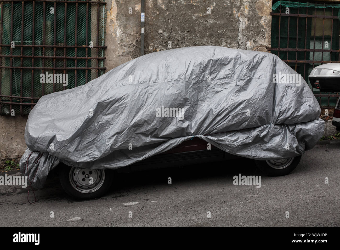 Tarpaulin covered car -Fotos und -Bildmaterial in hoher Auflösung – Alamy