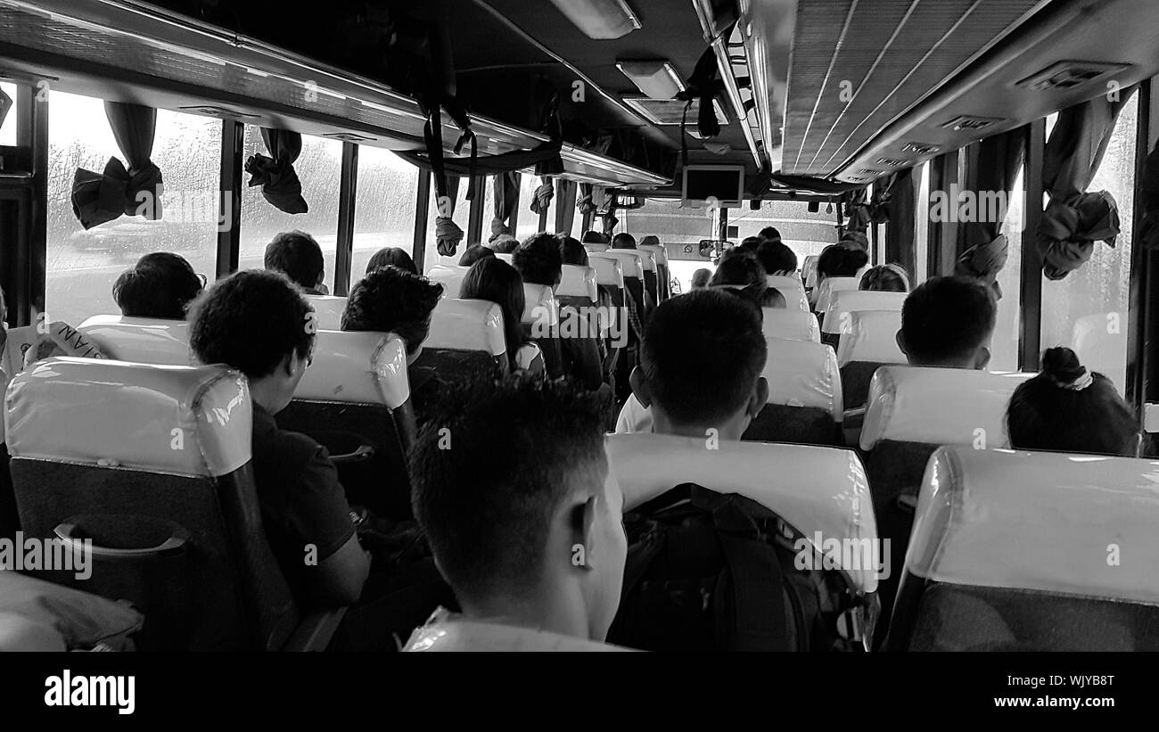 People sitting in bus -Fotos und -Bildmaterial in hoher Auflösung – Alamy