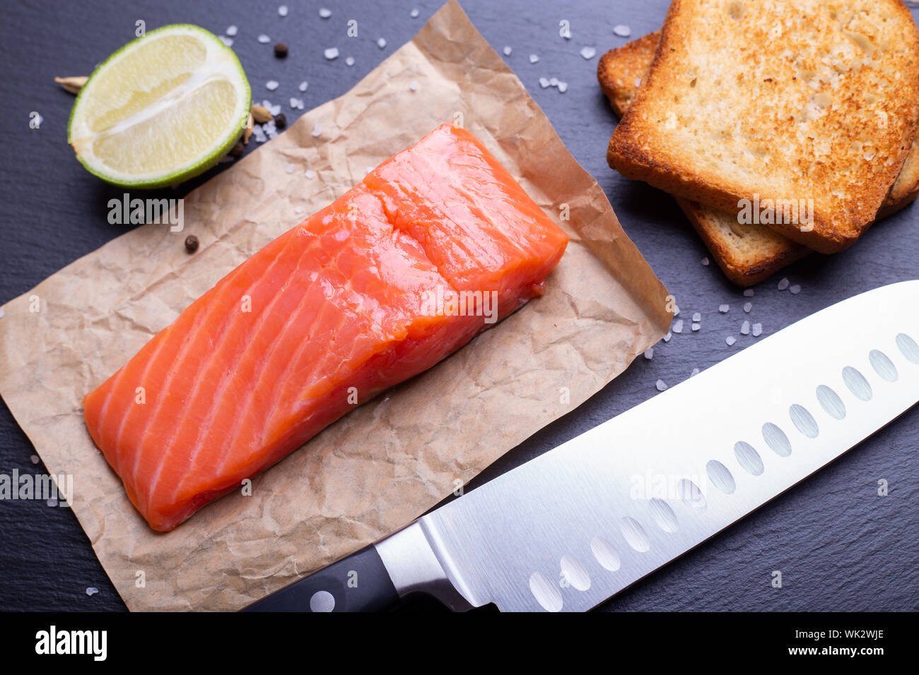 Lachs, Avocado, Kalk und Toast Verlegung mit Messer auf schiefer ...