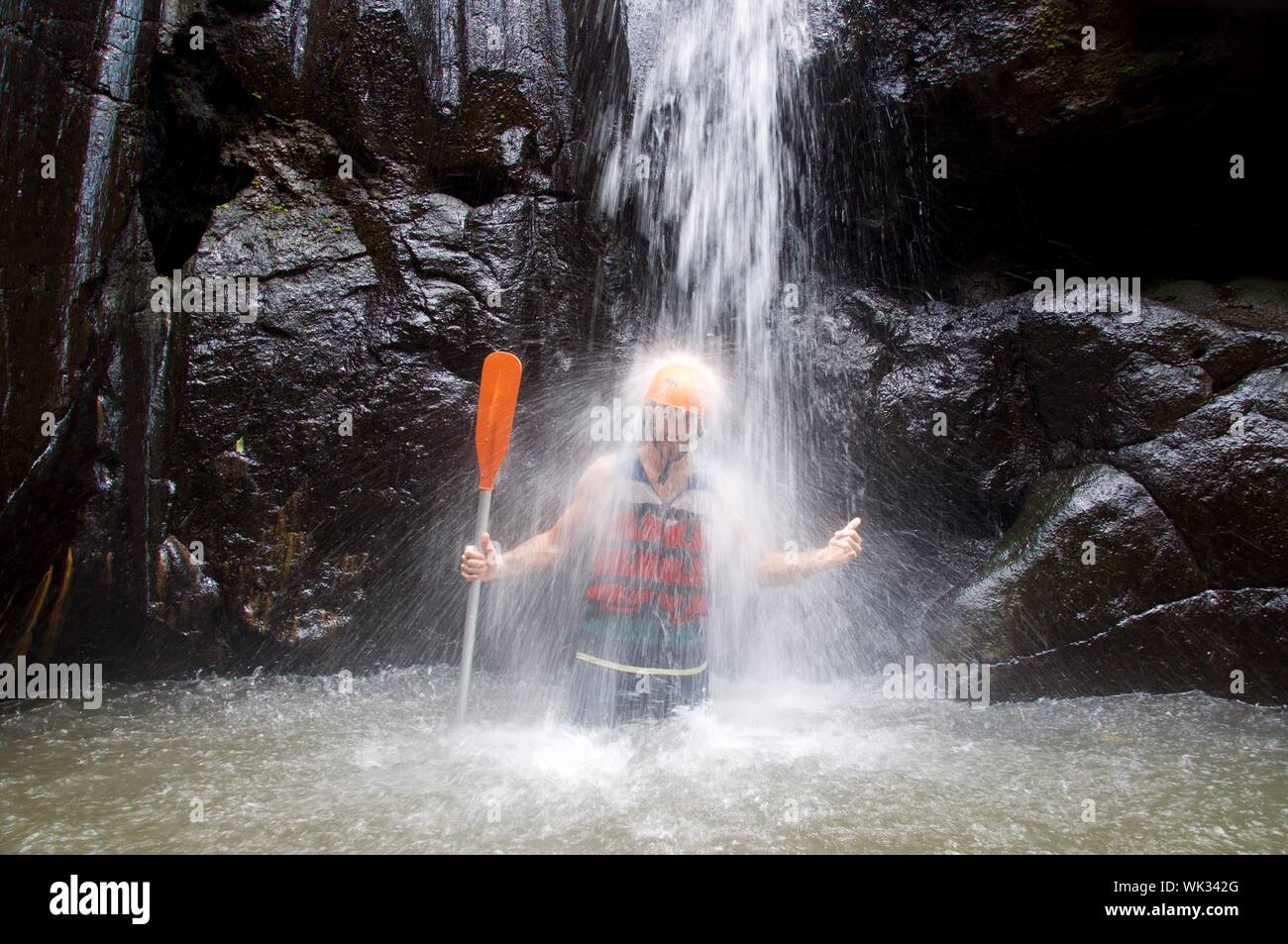 People under waterfall -Fotos und -Bildmaterial in hoher Auflösung – Alamy