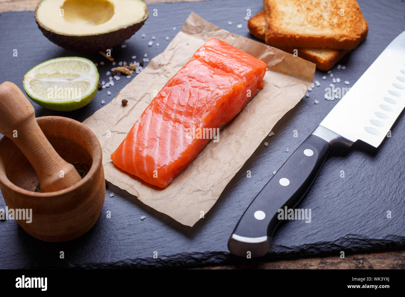 Lachs, Avocado, Kalk und Toast Verlegung mit Messer auf schiefer ...