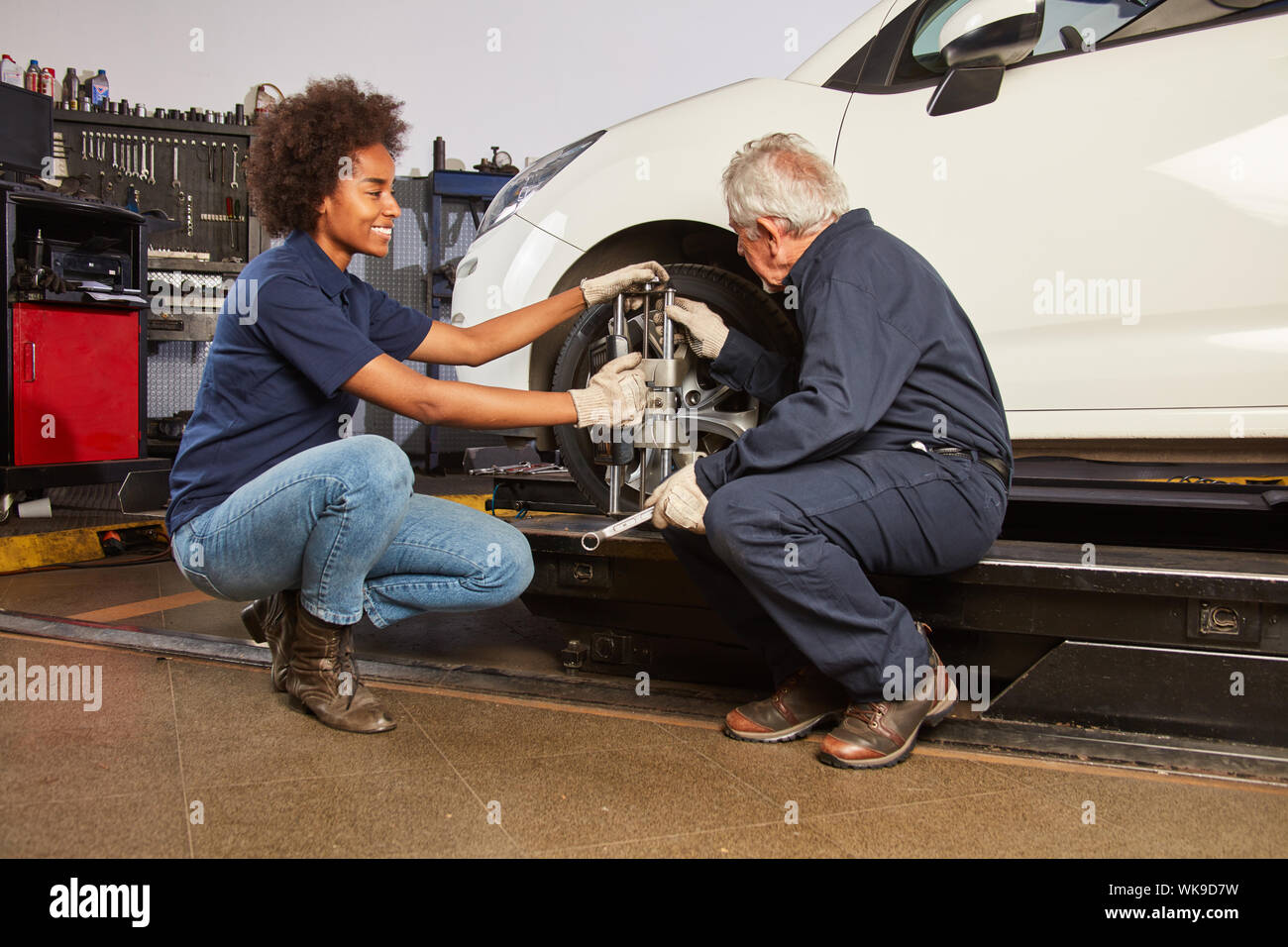 Kfz mechatroniker -Fotos und -Bildmaterial in hoher Auflösung – Alamy