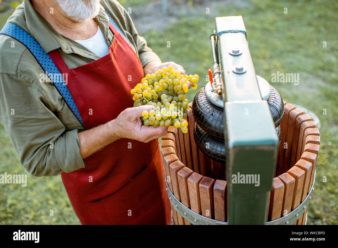 Maschine zum pressen und herstellen von wein -Fotos und -Bildmaterial ...