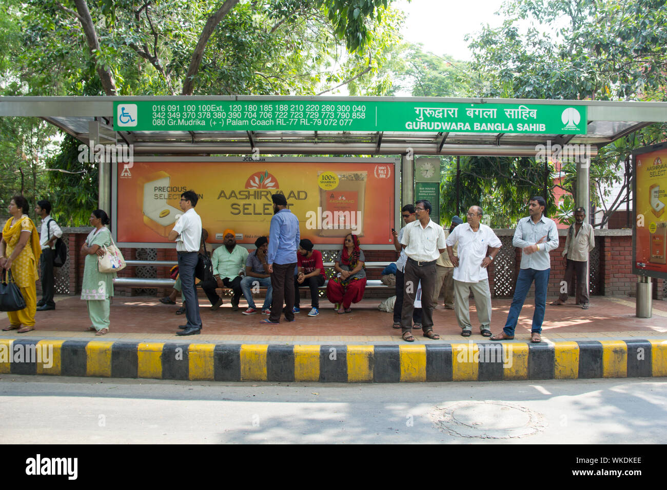 Delhi india bus stop -Fotos und -Bildmaterial in hoher Auflösung – Alamy