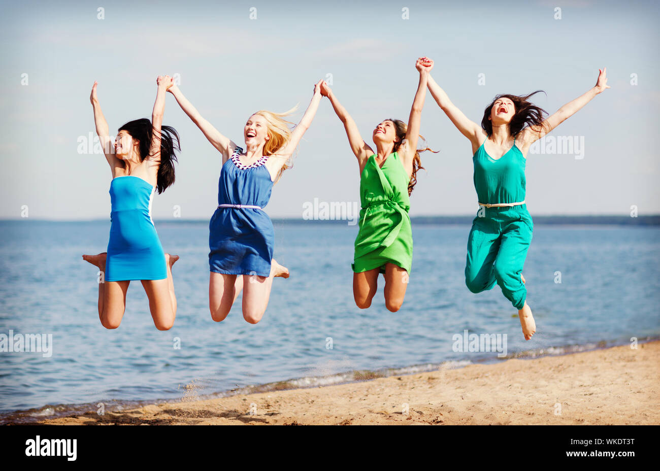 Mädchen Springen Ins Meer Stockfotos und -bilder Kaufen - Alamy