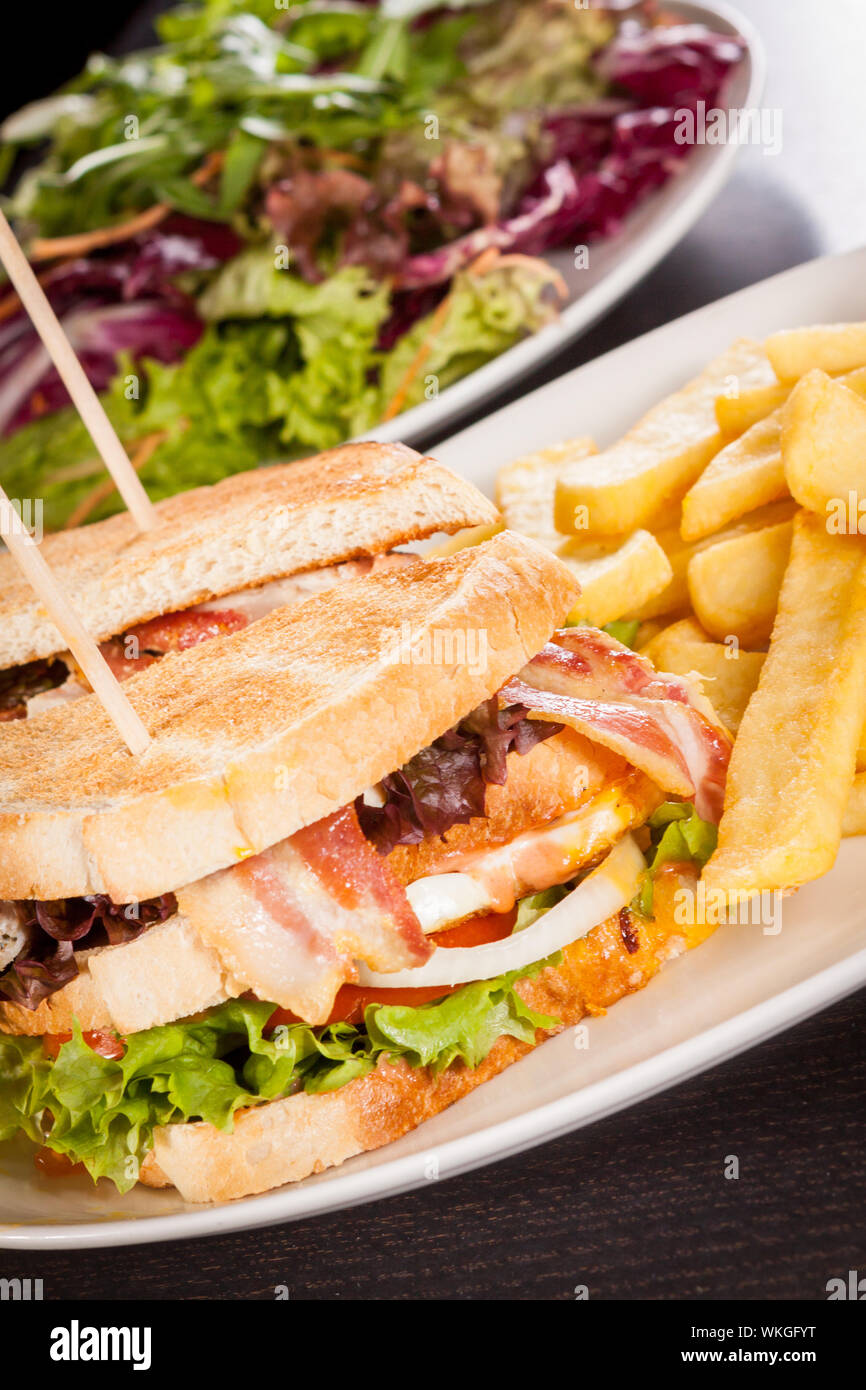 Club Sandwich mit Pommes frites Kartoffel Stockfotografie - Alamy