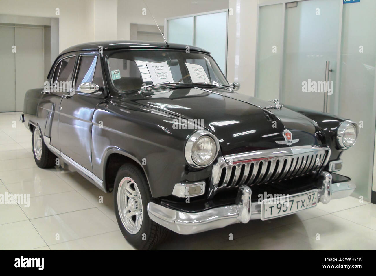 Old russian car volga gaz 21 -Fotos und -Bildmaterial in hoher Auflösung – Alamy