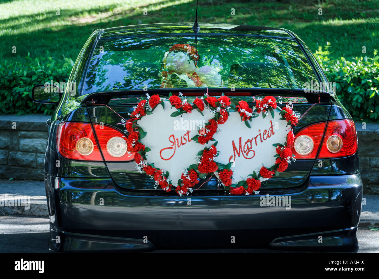 Wedding car with just married sign -Fotos und -Bildmaterial in hoher ...