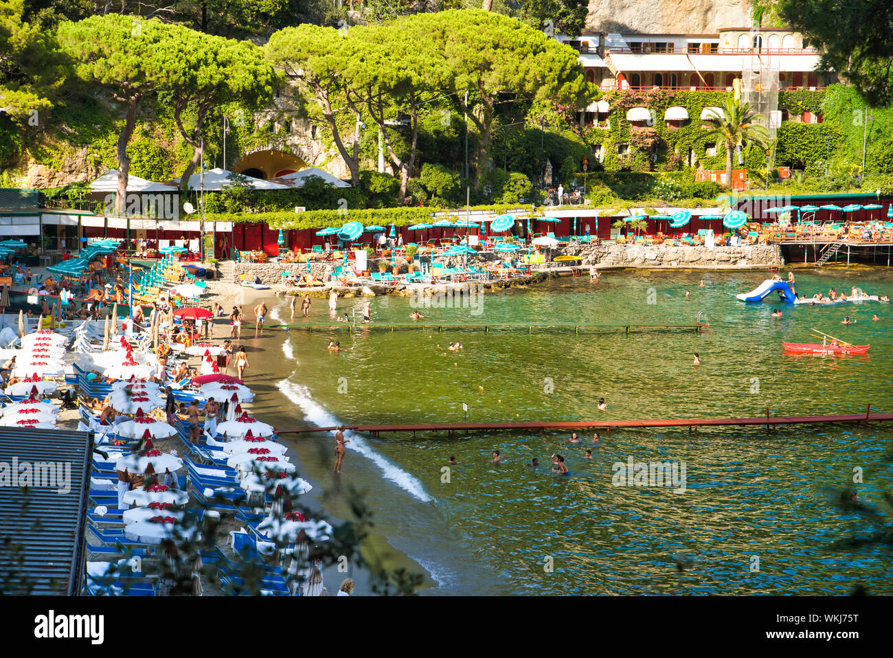 Paraji, Ligurien, Italien - 15. August 2019: Sandy Paraggi Strand ...