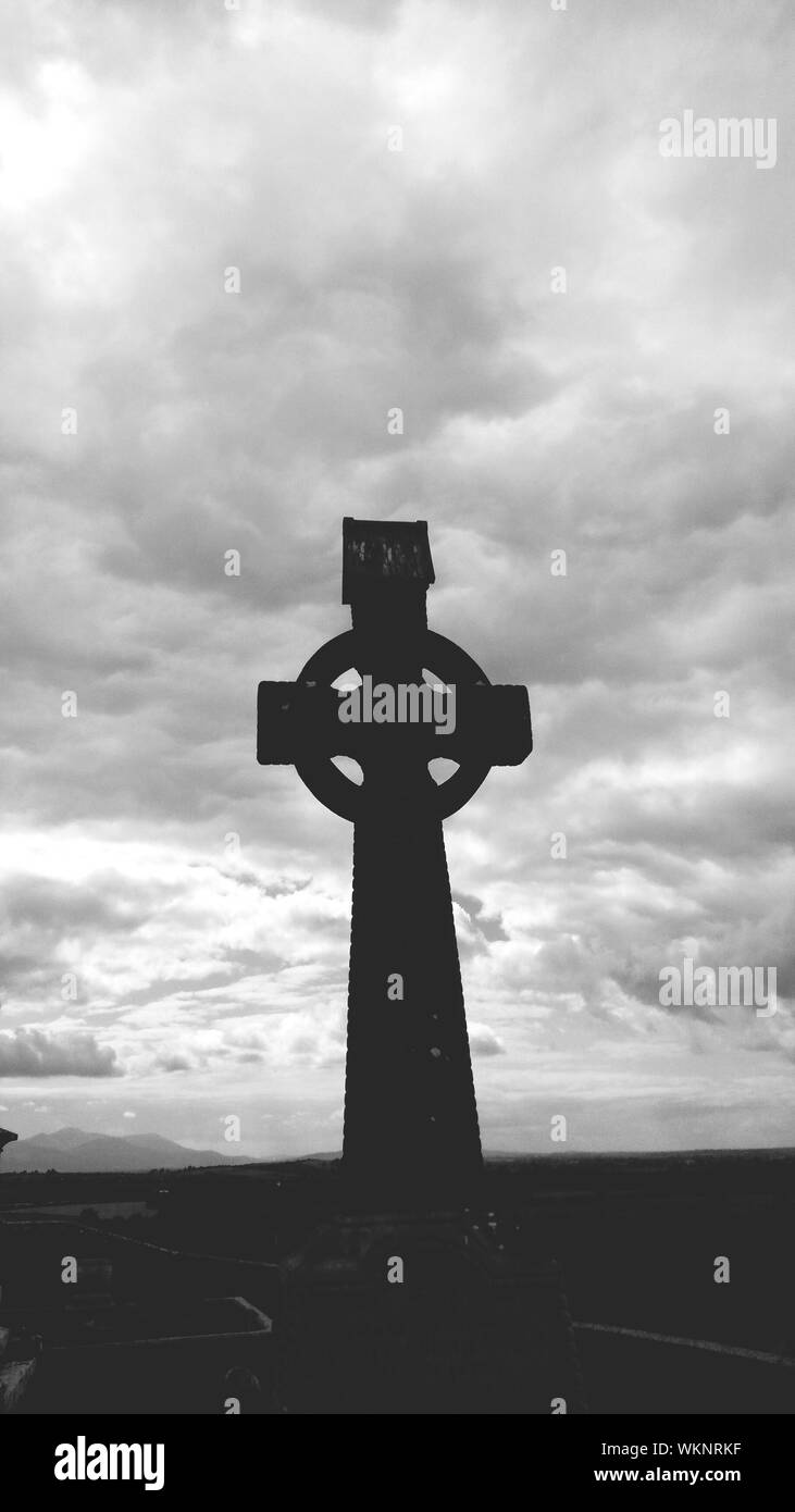 Keltisches kreuz silhouette Schwarzweiß-Stockfotos und -bilder - Alamy
