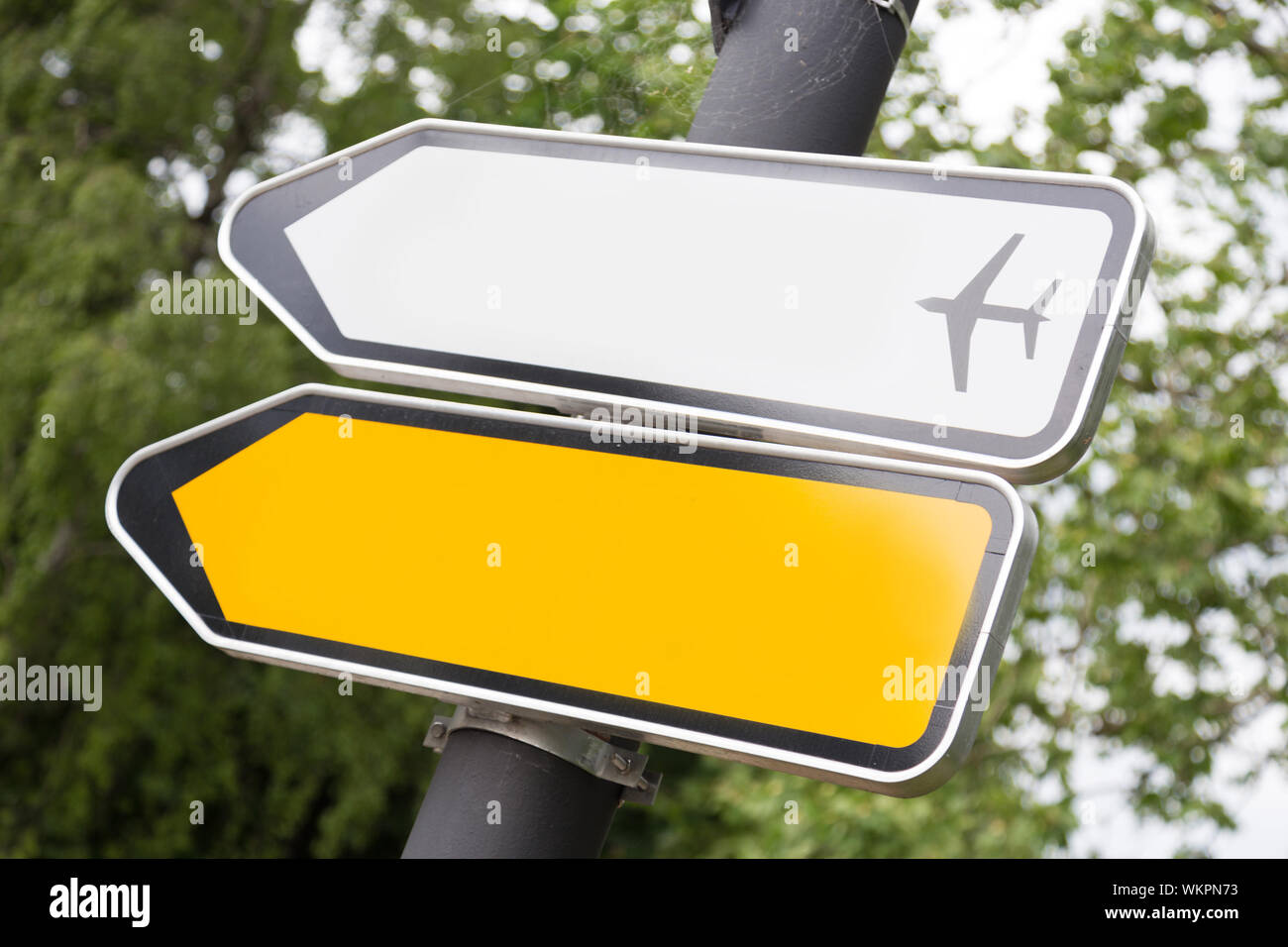 Gelber und weißer Pfeil Verkehrszeichen, auch Regie Stockfotografie - Alamy