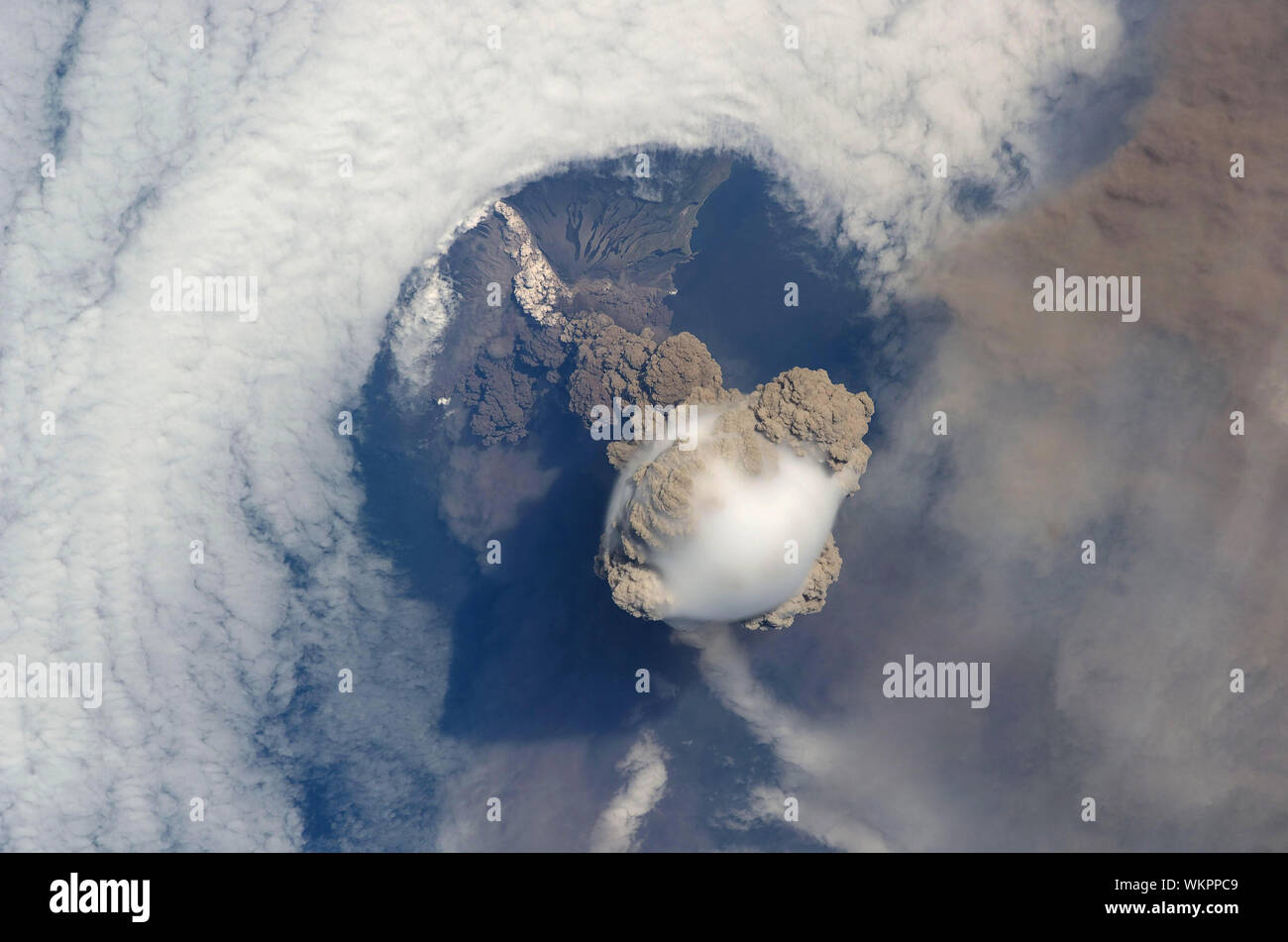 Volcanic island chain hotspot -Fotos und -Bildmaterial in hoher ...