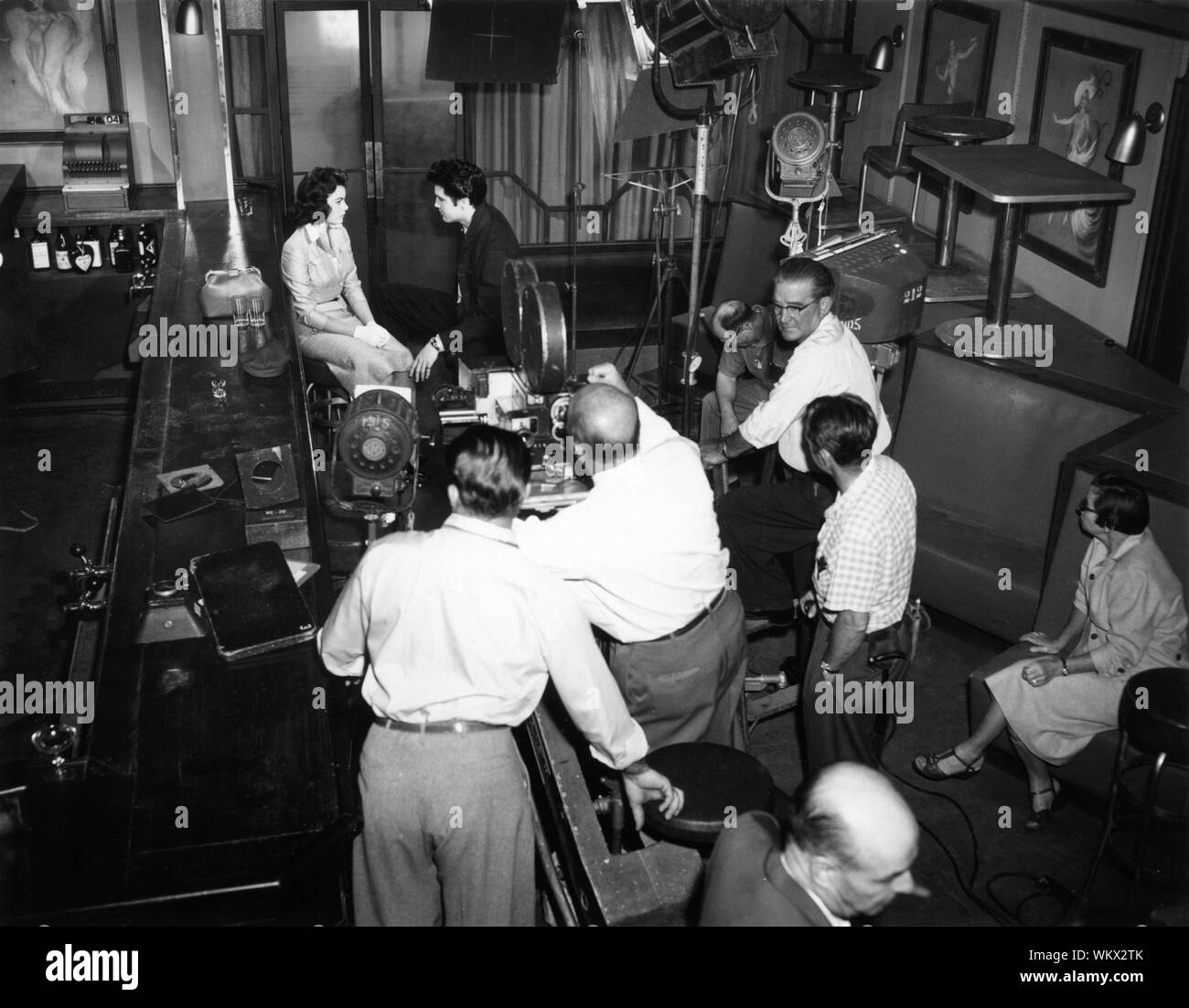 ELVIS PRESLEY und JUDY TYLER mit Film Crew candid am Set der ...