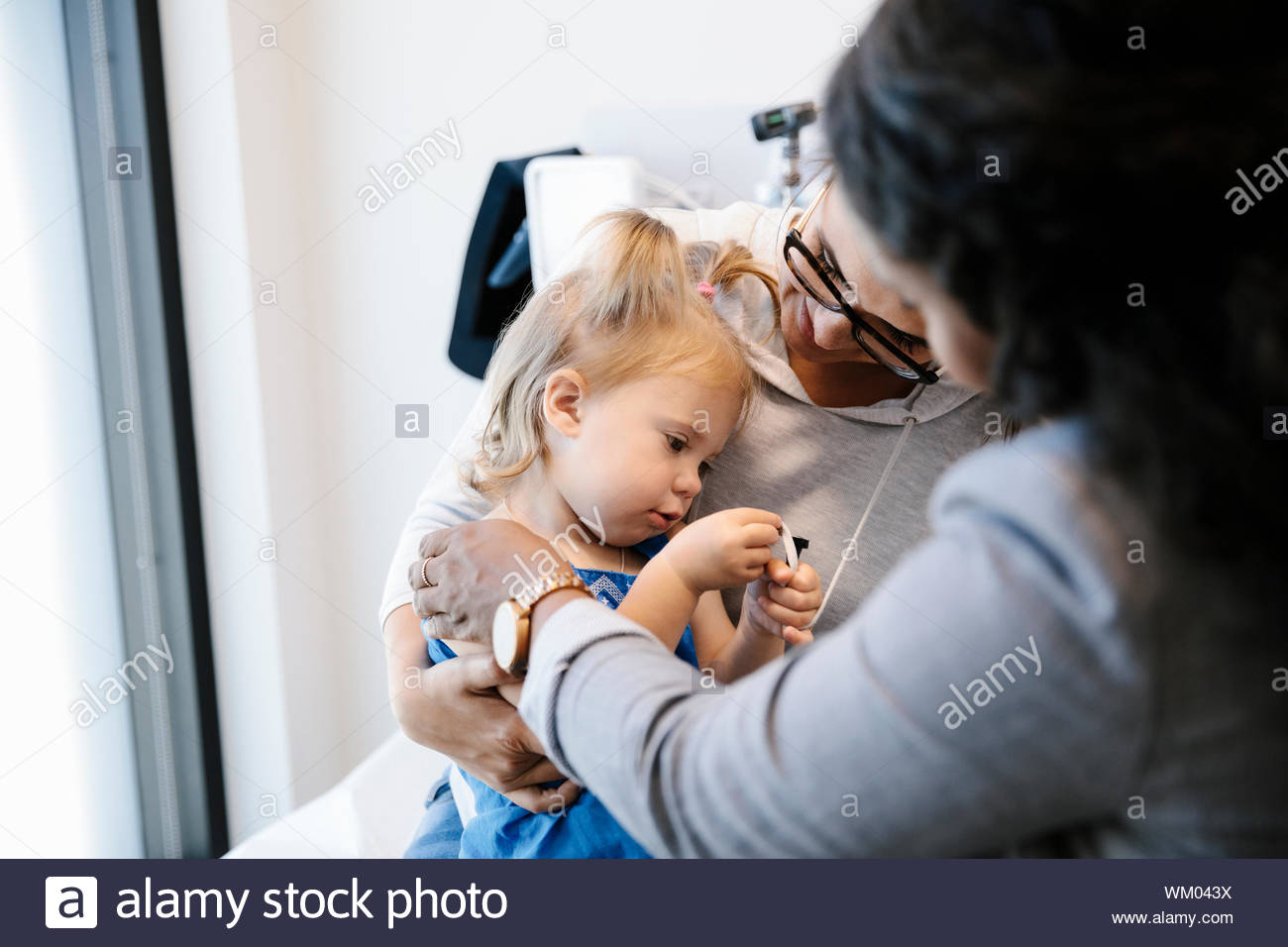 Kleinkind auf dem schoß -Fotos und -Bildmaterial in hoher Auflösung – Alamy