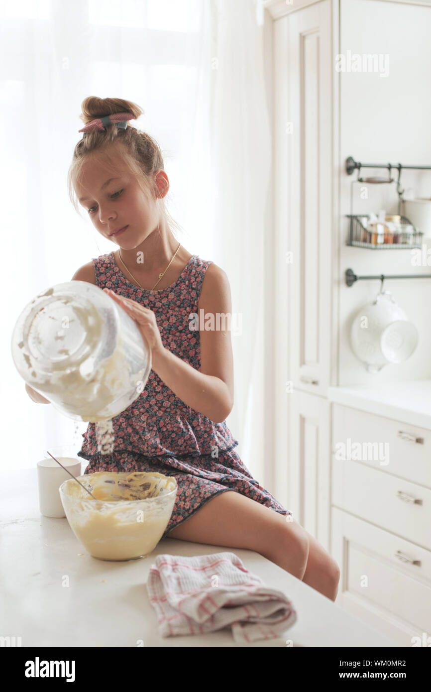 Koch kind -Fotos und -Bildmaterial in hoher Auflösung – Alamy