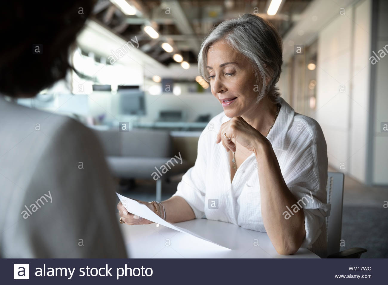 Frauen interviewen -Fotos und -Bildmaterial in hoher Auflösung – Alamy