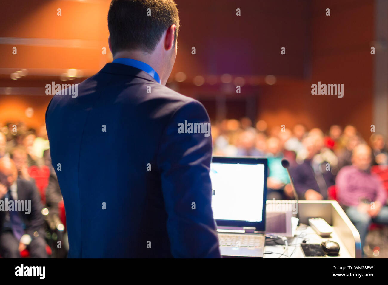 Redner am rednerpult -Fotos und -Bildmaterial in hoher Auflösung – Alamy