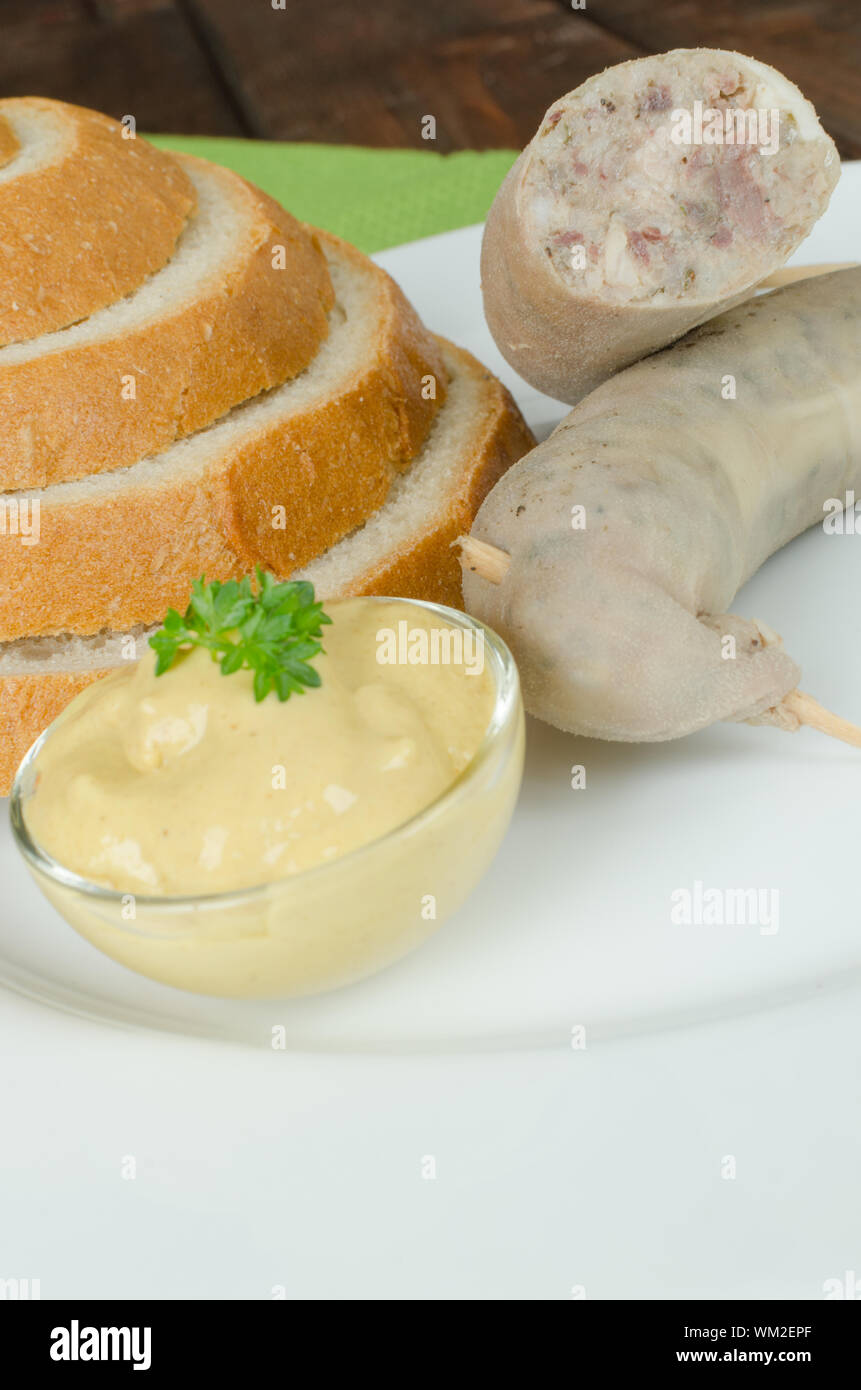 Tschechische Wurst vom Schwein schlachten, mit Brot und Senf ...