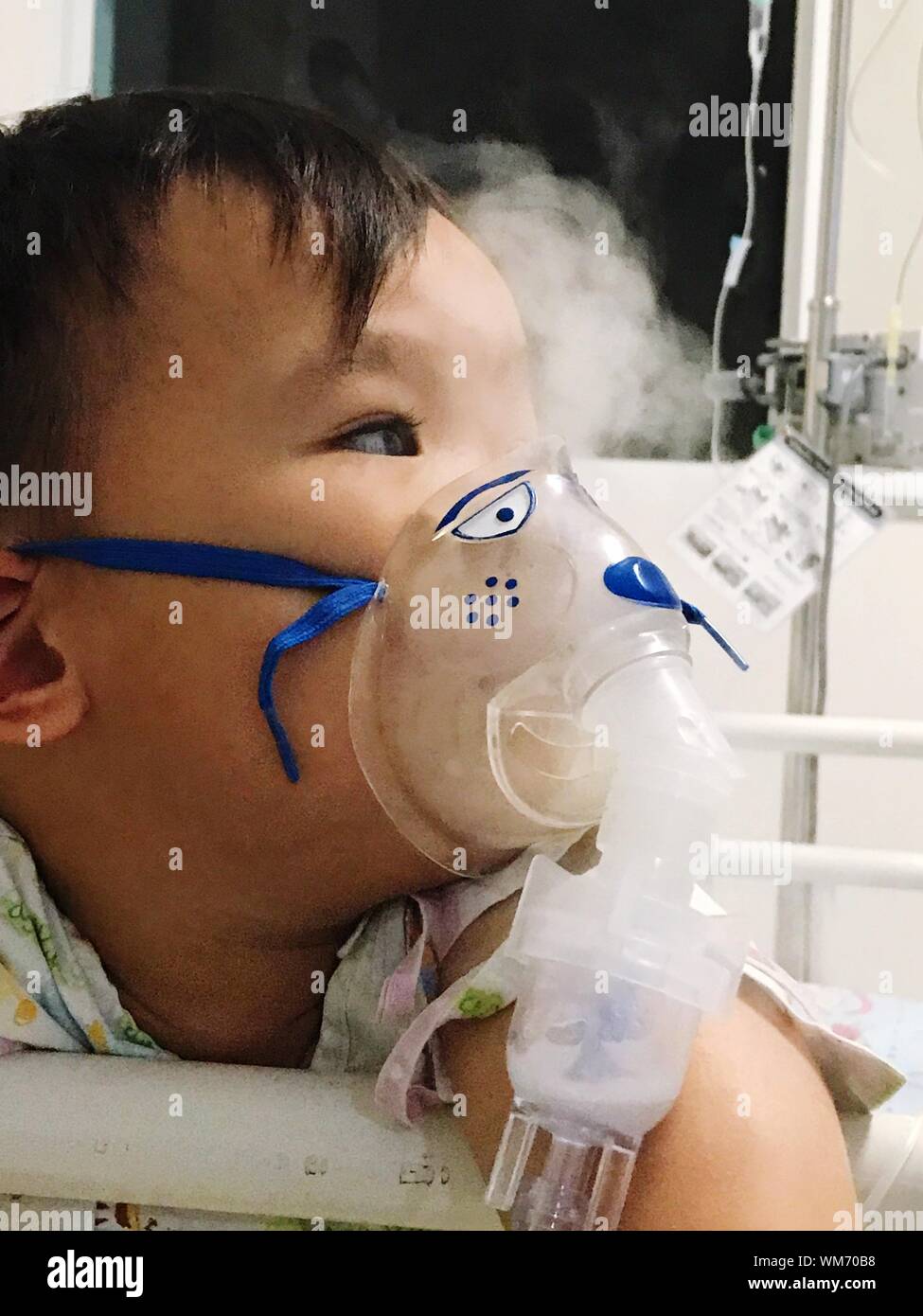 Inhaling mask -Fotos und -Bildmaterial in hoher Auflösung – Alamy