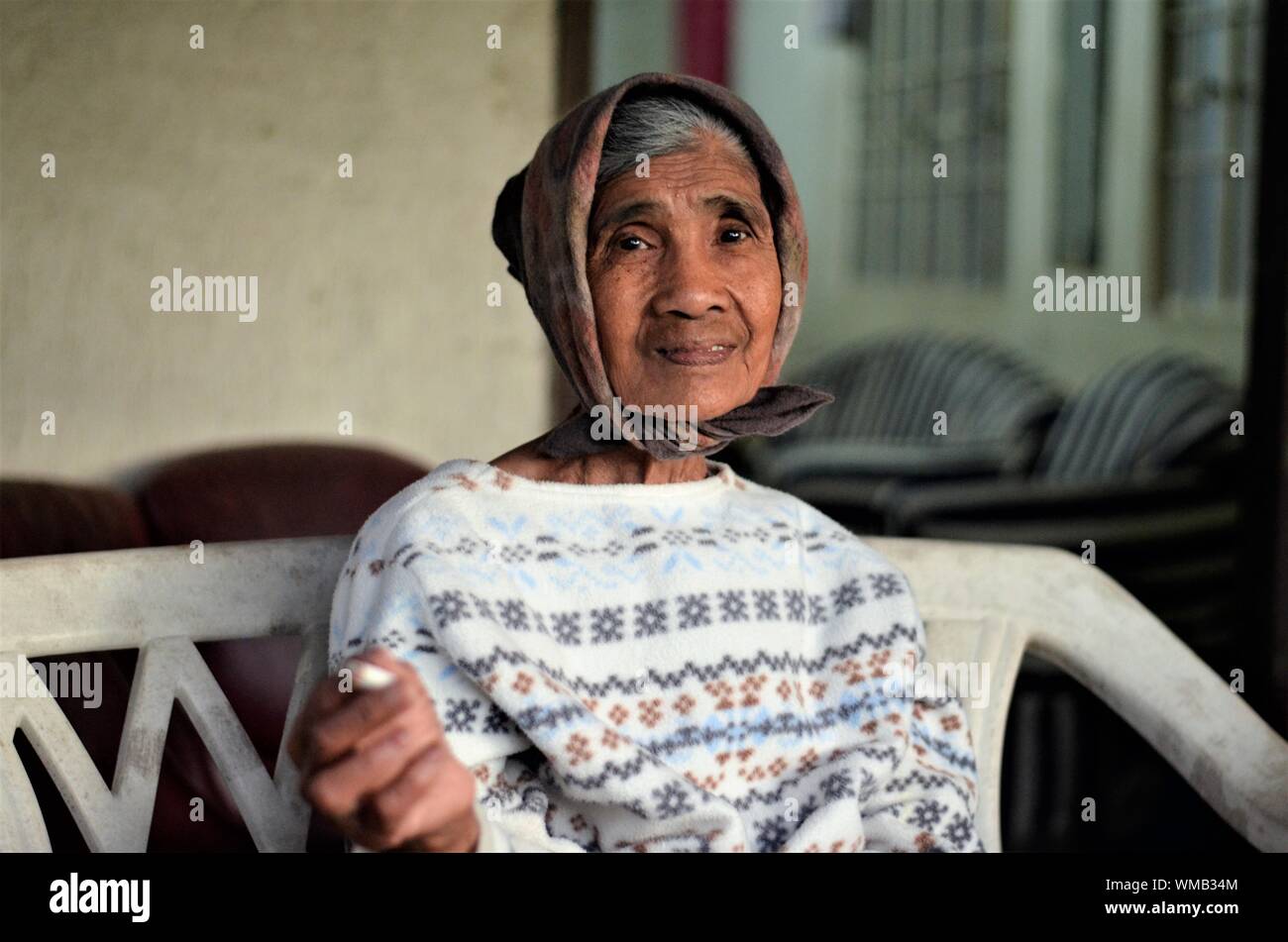 Senior Woman Smoking Cigarette Stockfotos und -bilder Kaufen - Alamy