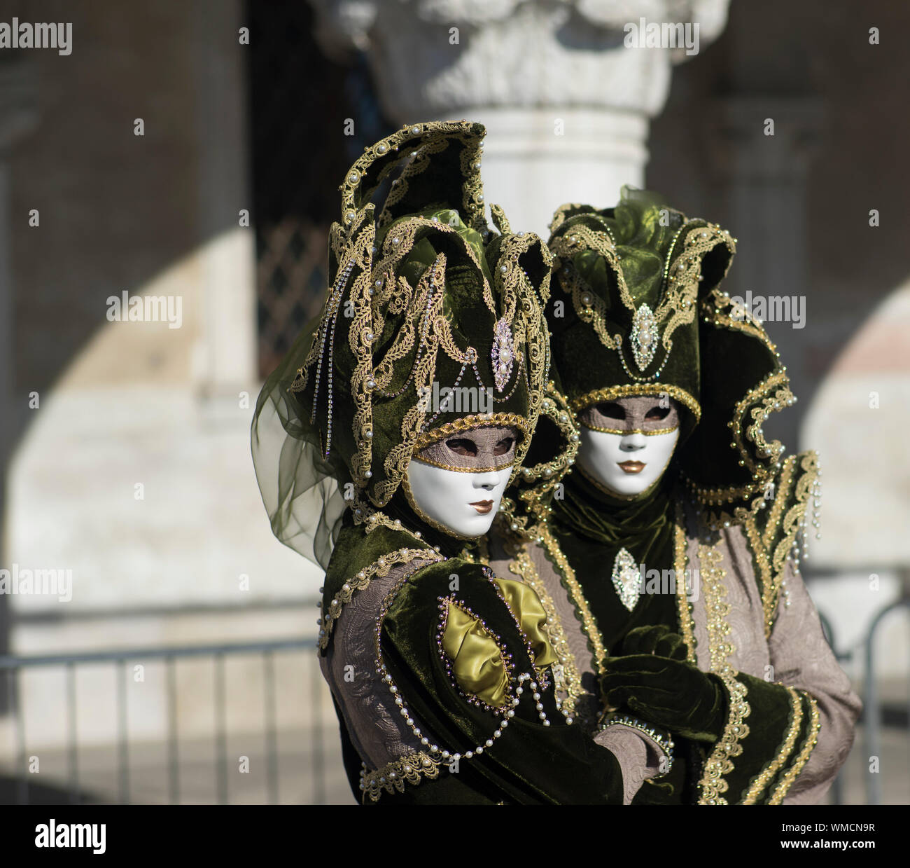 Frauen mit masken -Fotos und -Bildmaterial in hoher Auflösung – Alamy