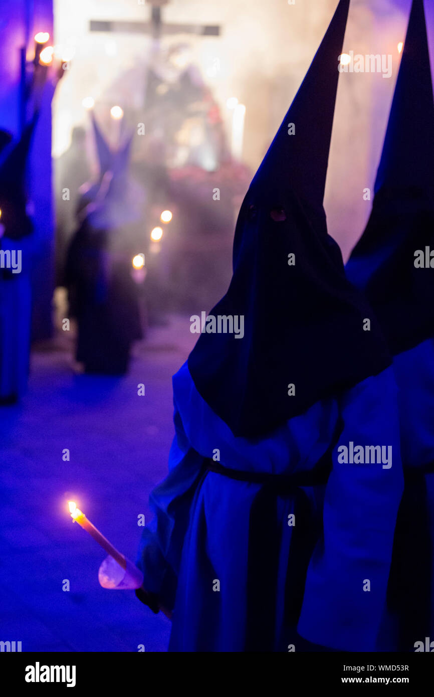 Prozession von menschen -Fotos und -Bildmaterial in hoher Auflösung – Alamy