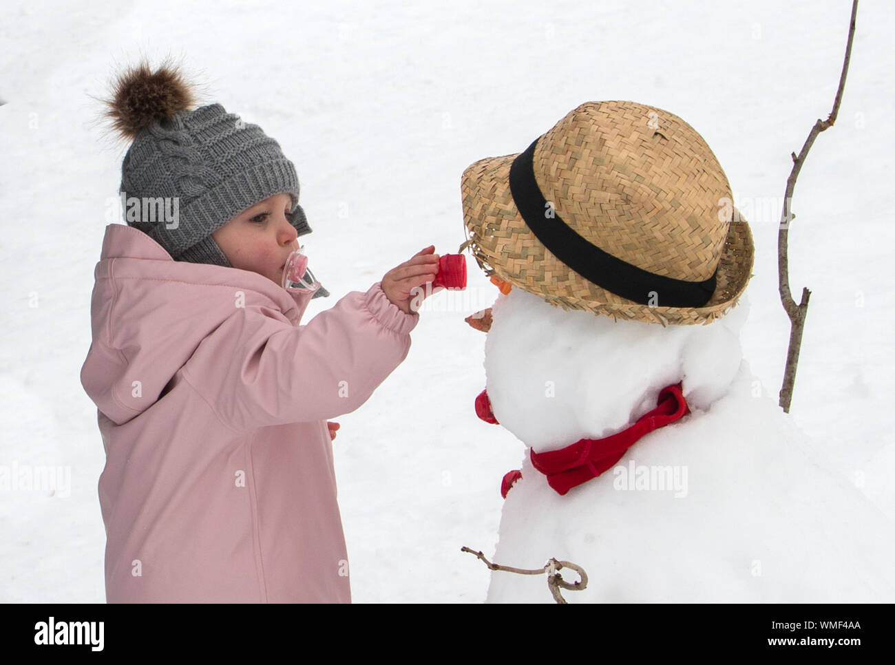 Schneekind spielen -Fotos und -Bildmaterial in hoher Auflösung – Alamy
