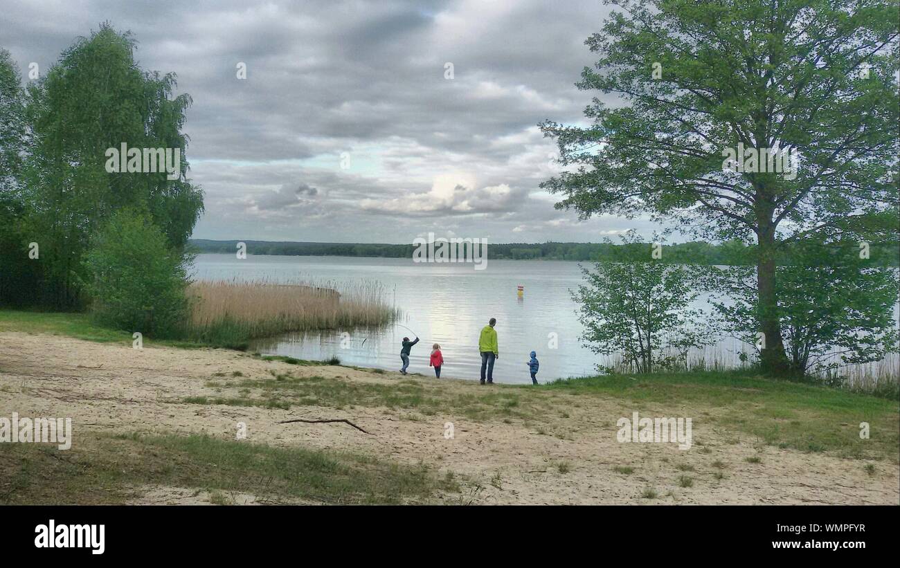Kinder see -Fotos und -Bildmaterial in hoher Auflösung – Alamy